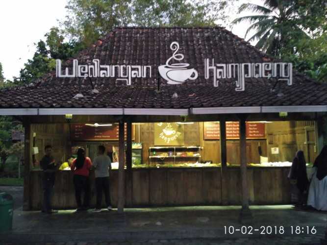 Wedangan Kampoeng, Tongkrongan Jadul Bernuansa Pedesaan di Tengah ...