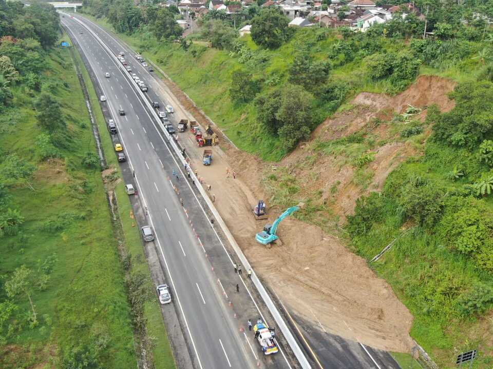 Foto Longsor jalan tol-asli » » JOGLOSEMAR NEWS